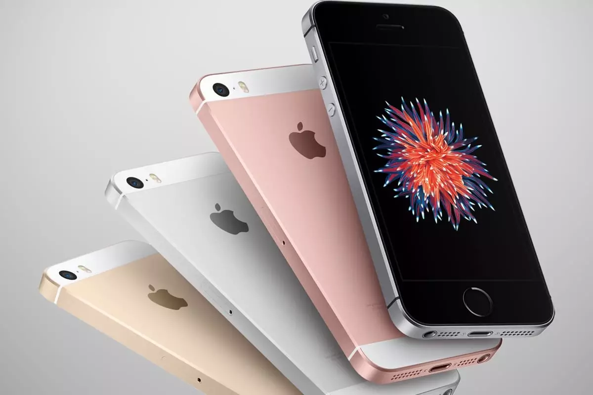 A large store began selling new iPhone SE smartphones for 17 500 rubles