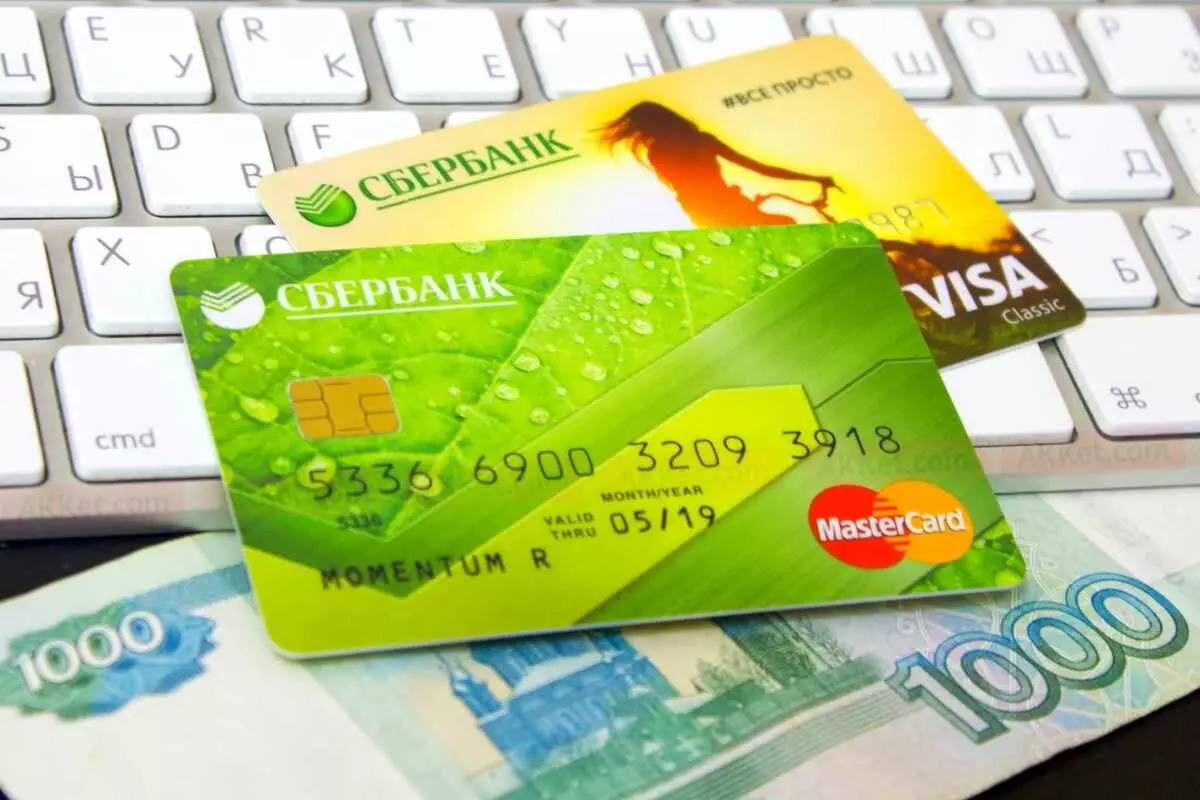 Sberbank a immédiatement payé 1 000 titulaires de cartes bancaires de roubles