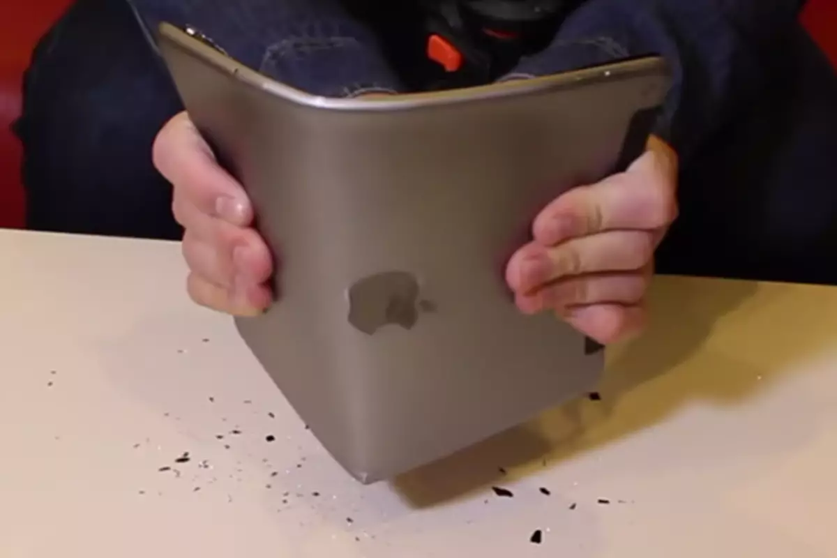 IPad Air 2-tablojdo alportis duonon sen serioza peno