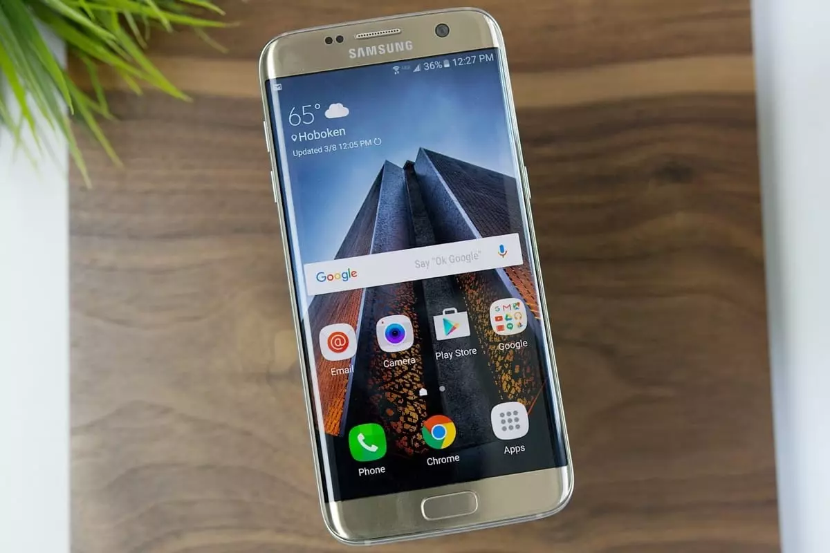 在Samsung Galaxy S8旗舰Galaxy S7宣布前夕，在俄罗斯下跌