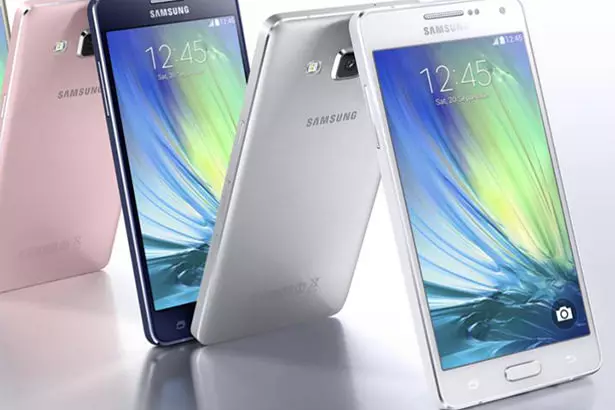 Samsung Galaxy A5 Smartphone mar fil-bejgħ fir-Russja