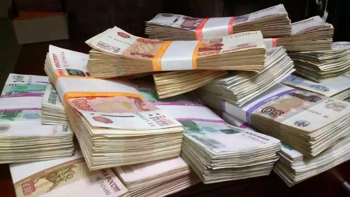 Rijetka novčanica je otkrivena 100 rubalja, što daje više od 50 tisuća rubalja za koje 27798_1