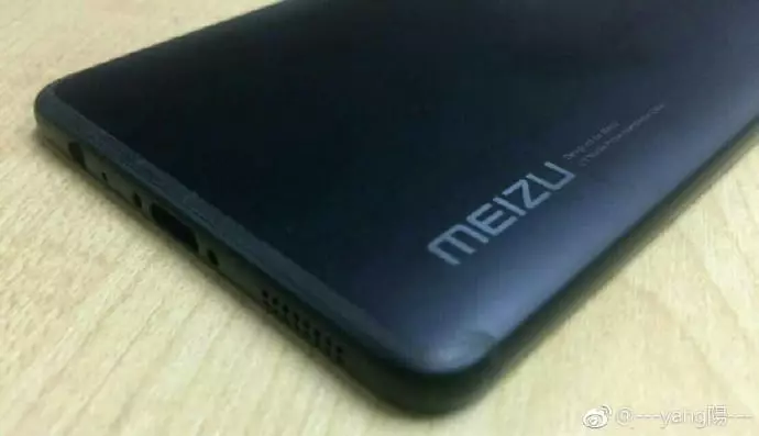 Meizu Pro 7 στις επίσημες εικόνες - το πιο ασυνήθιστο smartphone 2017 2798_1