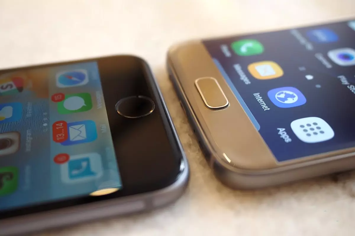 Az iPhone 6S okostelefonok, a Galaxy S7 Edge, a Nexus 6P és a Moto X tiszta összehasonlítása