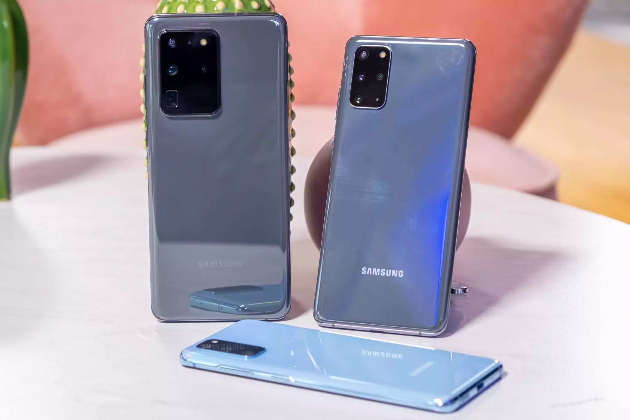 Samsung Galaxy S20 è ufficialmente inviato: Top «ferro» e 100 volte zoom 28284_3