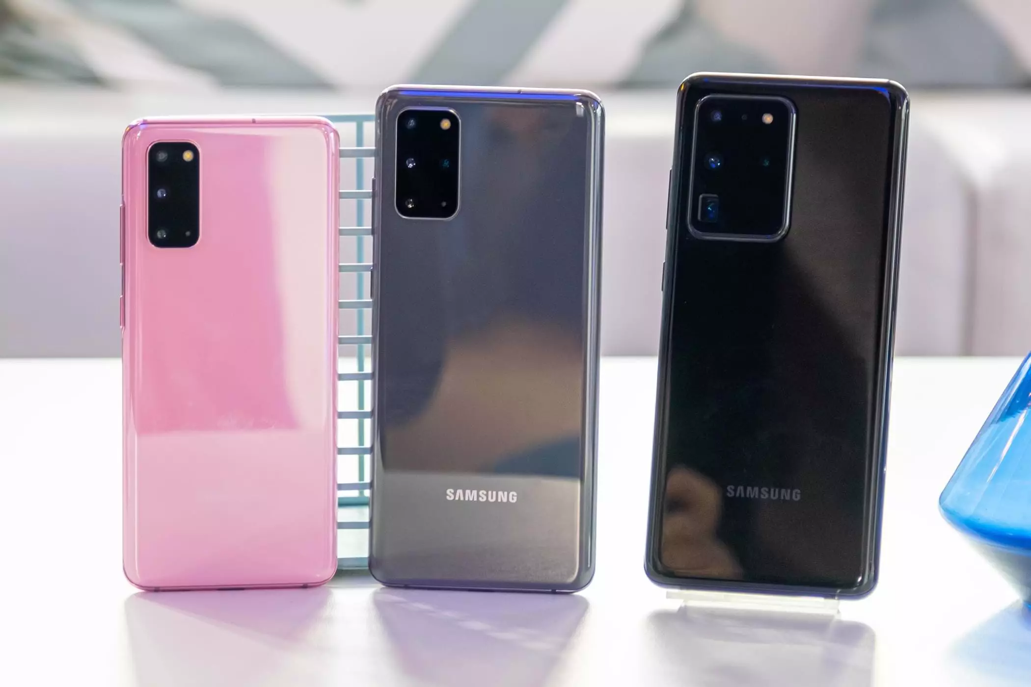 Samsung Galaxy S20 secara rasmi diserahkan: atas «besi» dan zoom 100 kali ganda 28284_5