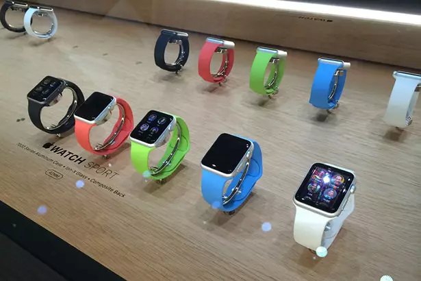 Apple Store-butikoj ricevos specialan VIP-zonon por la aĉetantoj de la Ora Apple Watch