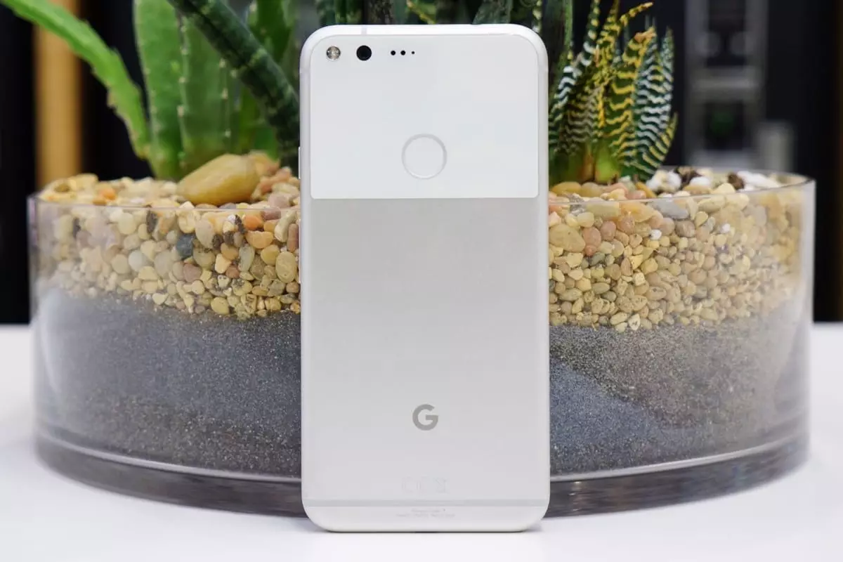 ہر لوڈ، اتارنا Android کے مالک اس طرح کے Google Pixel 2 خریدنا چاہتے ہیں - سال کے اختتام پر اعلان 2878_1