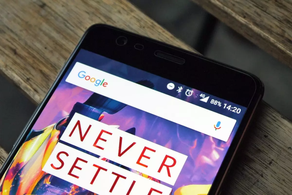 OnePlus 5 သည်အထင်ကြီးစရာမရှိသောမျက်နှာပြင်နှင့်ခိုးယူထားသောဒီဇိုင်းဖြစ်သည်။