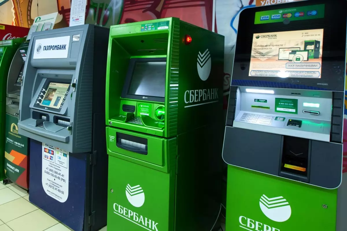 Sberbank yntrodusearre in ferplichte kommisje foar cash weromlûking yn ATM's 29370_1