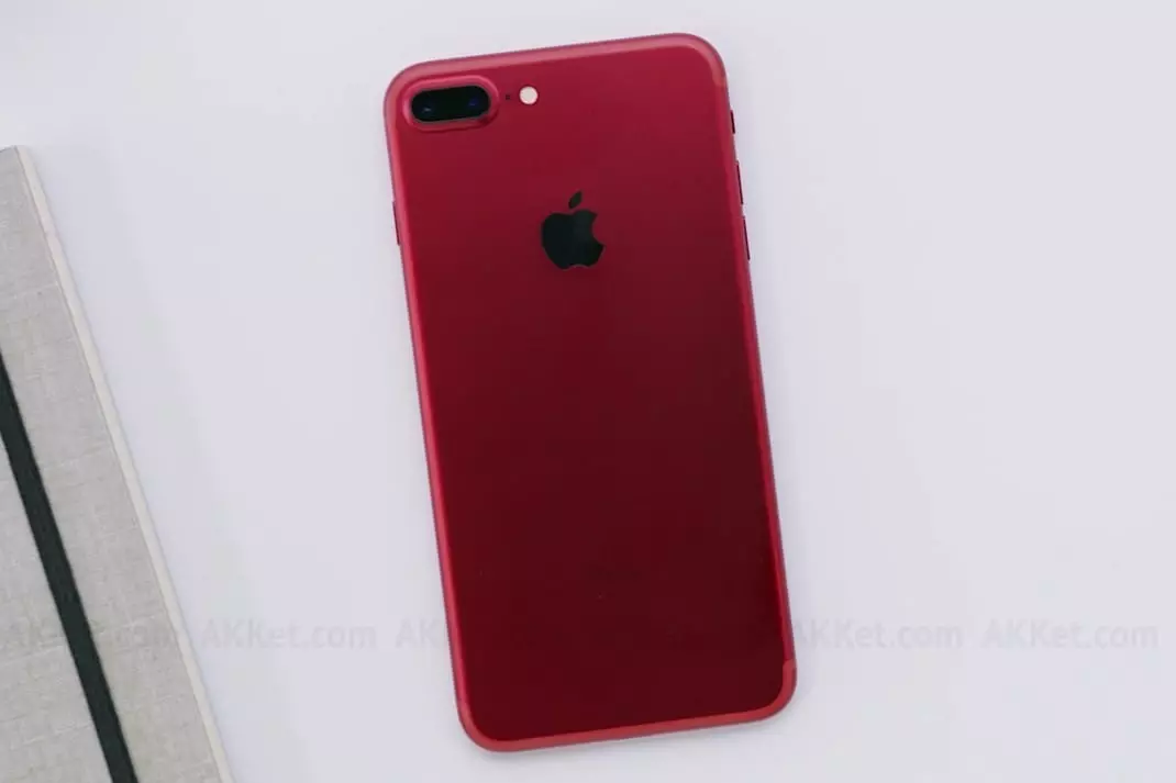 I-Apple iPhone 7 dibanisa (imveliso) ebomvu ebomvu