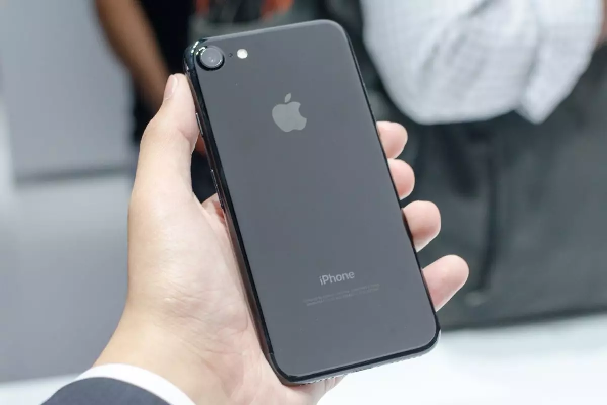 Какво обърна iPhone 7 плюс в черния цвят в една седмица?