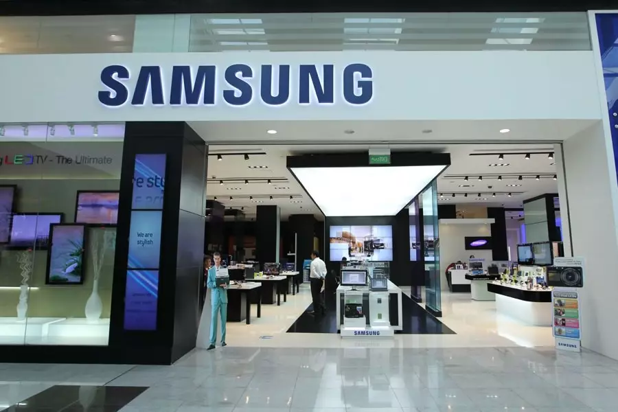 Bubuksan ng Samsung ang higit sa 100 bagong branded na mga tindahan sa Russia