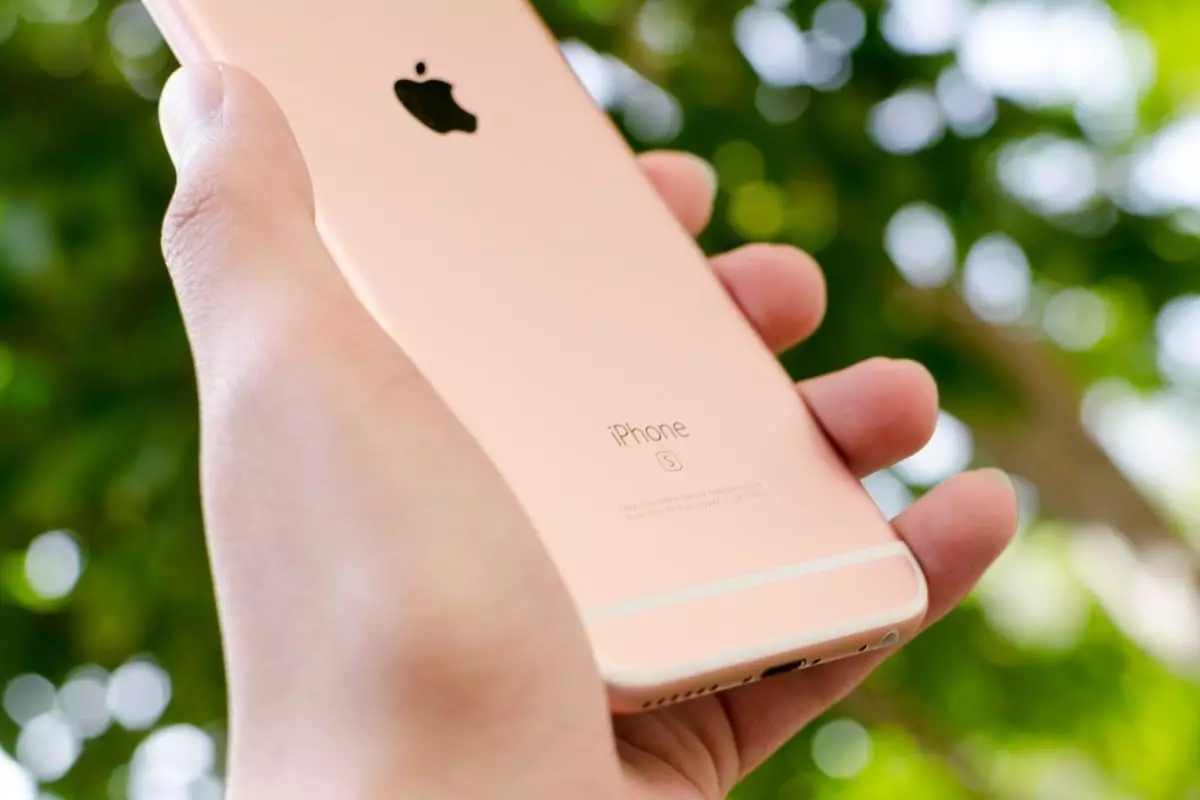 Ĉu valoras aĉeti iPhone 6s nun aŭ pli bone fosi kaj aĉeti iPhone 7