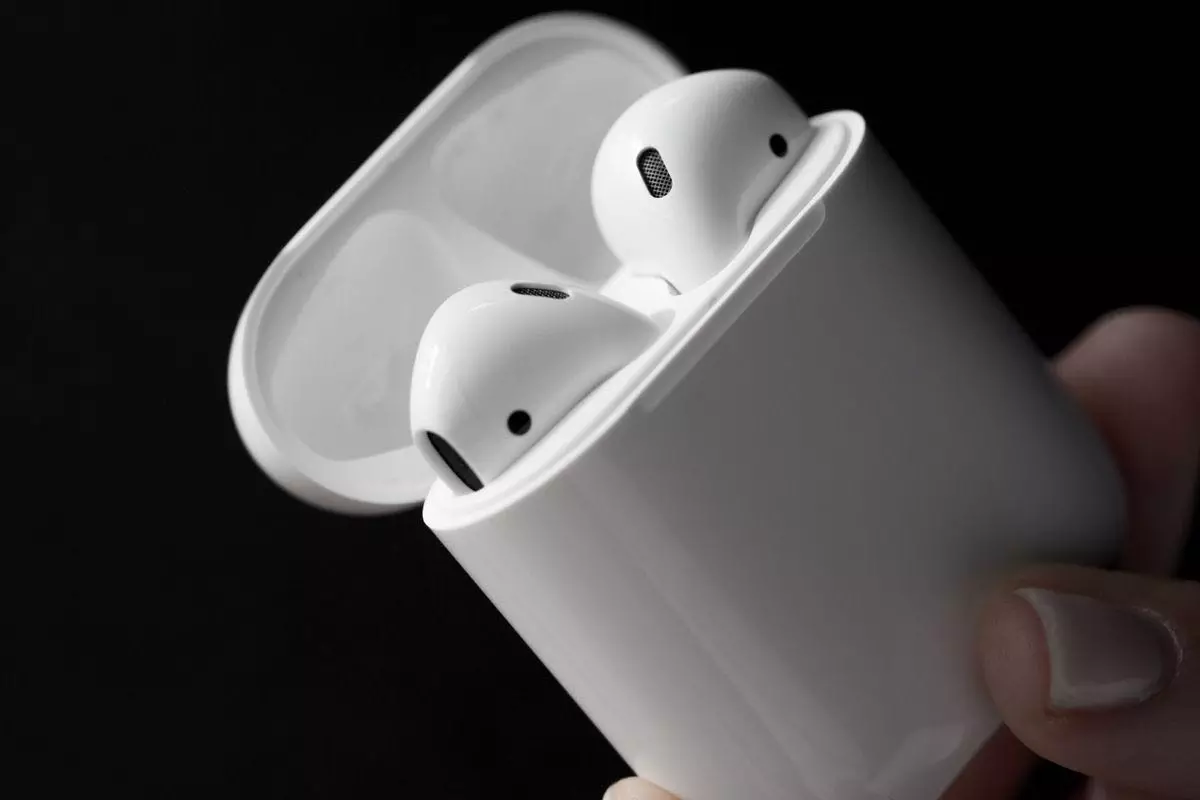 Θήκη για τη φόρτιση των Airpods που αποδείχθηκε προς προοπτική για τη διασύνδεση τύπου USB