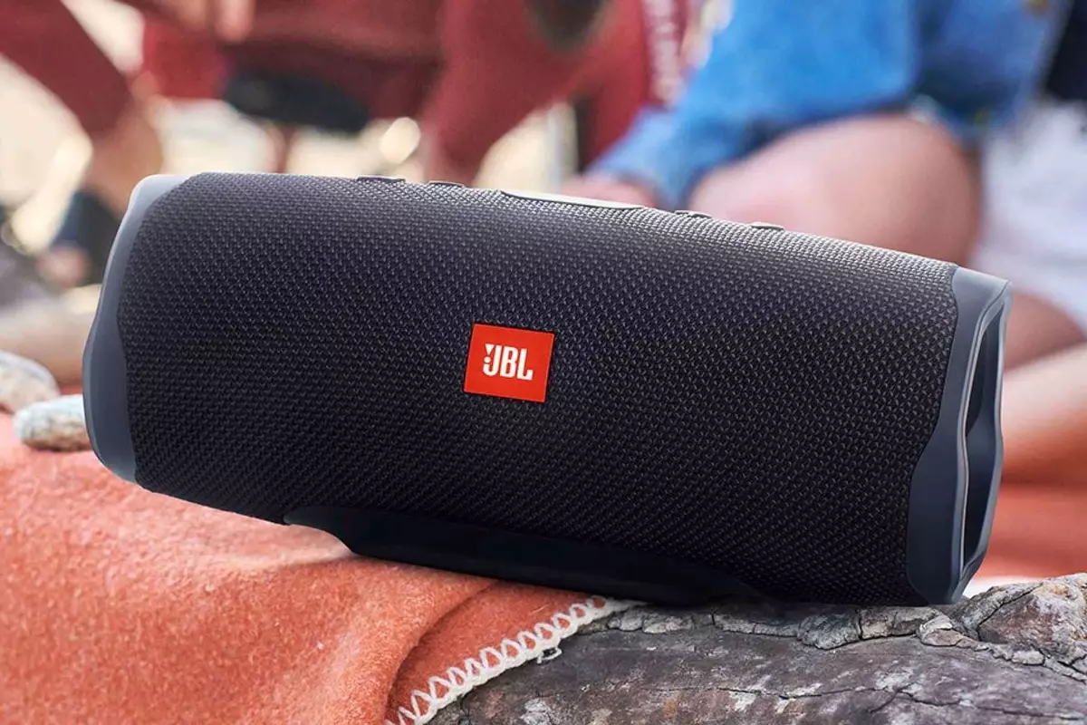 หูฟังและคอลัมน์ JBL เริ่มปลอมอย่างหนาแน่นและเป็นปัญหาสำหรับต้นฉบับ 30467_1