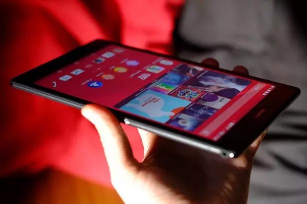 Karakteristikat zyrtare të tabletës së tabletit Sony Xperia Z4 janë të njohura.