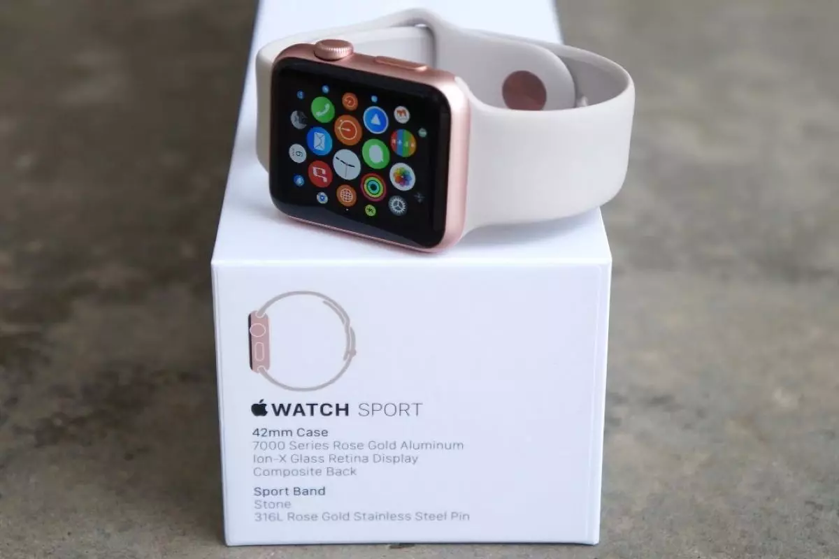 Apple komencis vendi oficialan Apple Watch Clock