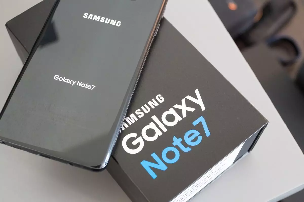 Вытворчасць Samsung Galaxy Note 7 цалкам спынена з-за масавых выбухаў