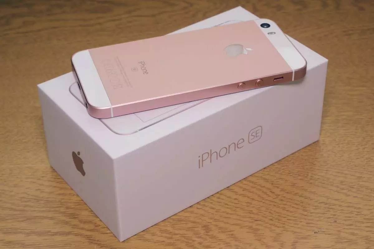 ការចំណាយរបស់ iPhone SE នៅប្រទេសរុស្ស៊ីបានធ្លាក់ចុះក្រោម 30,000 រូប្លិ៍