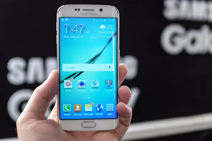 Galaxy S6 Edge Samsung RUSIJA ZDA kupi Ukrajina iPhone 6 Apple 4