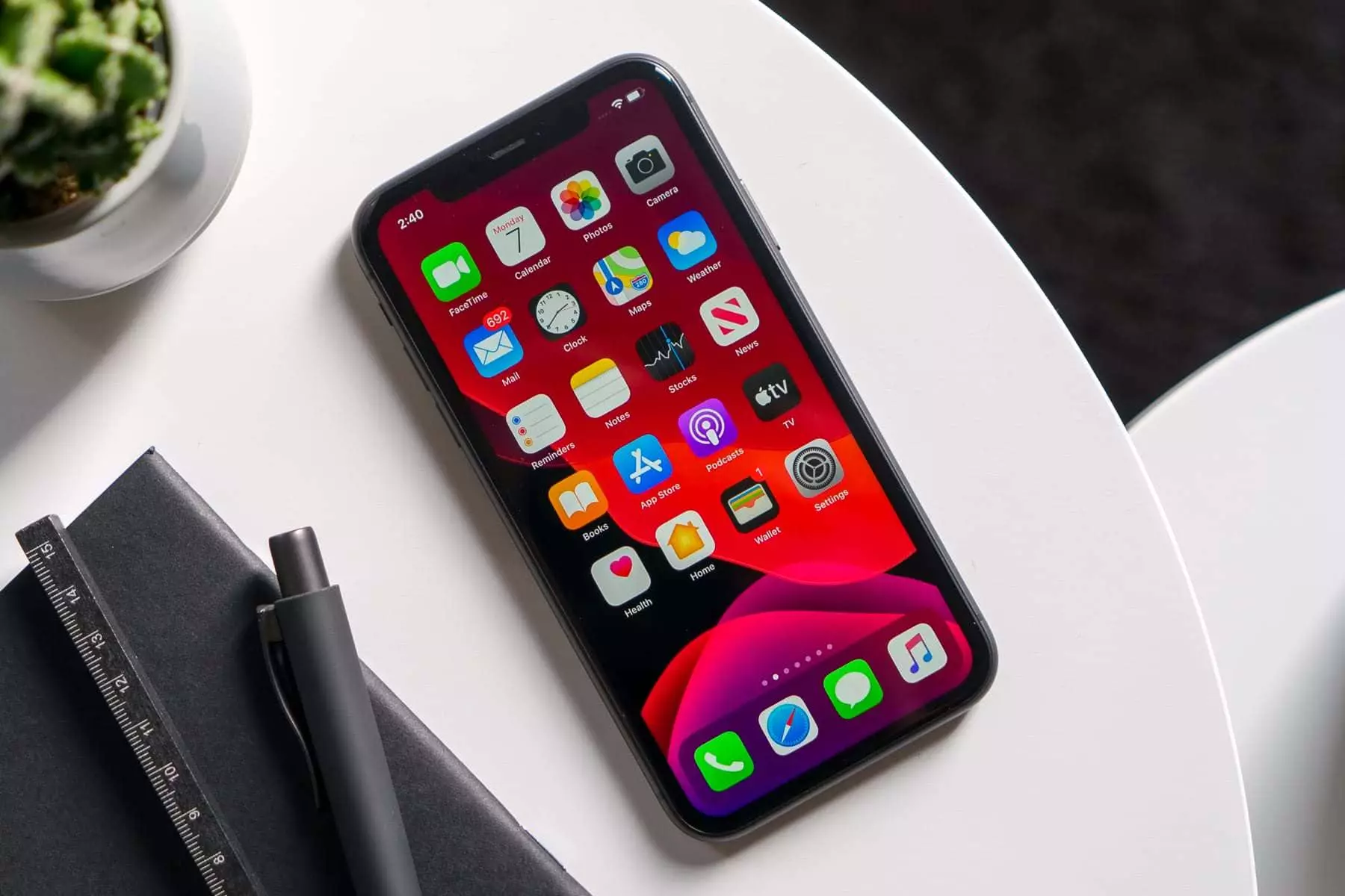 ئالما iPhone 8 بىلەن 2 چوڭلۇق SE 2 چوڭلۇقىدا قويۇپ بەردى, ئەمما يۈزتۇر كىملىك ​​سايىلىغۇچ 31682_2