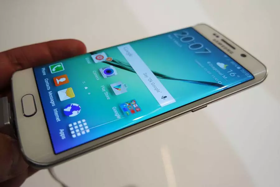 Samsung vil være fri til å endre den ødelagte skjermen i Galaxy S6 Edge