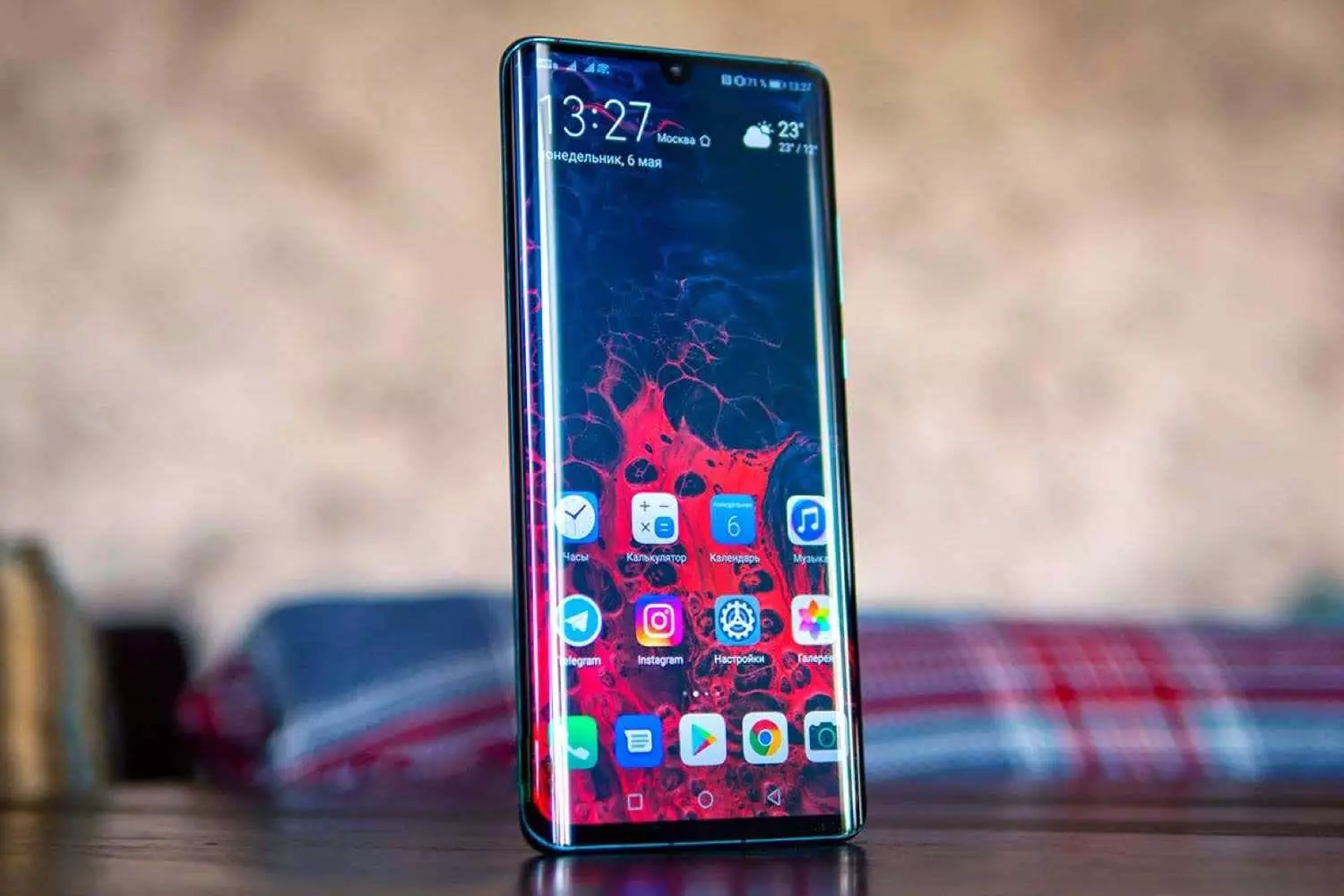 Huaweiはスマートフォンのすべてのユーザーにお金を払います 31880_1