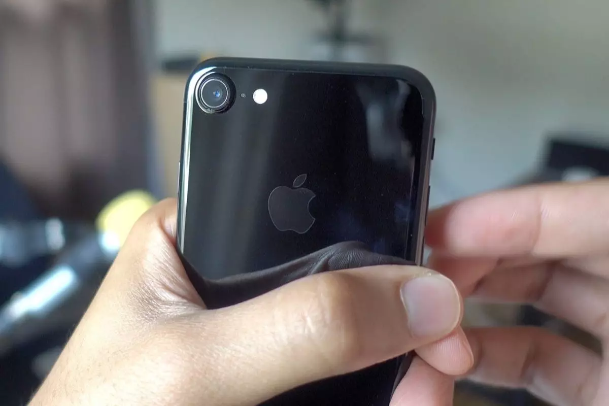 Smartphone iPhone 7 Tanpa Depan Meledak Saat Memotret Video