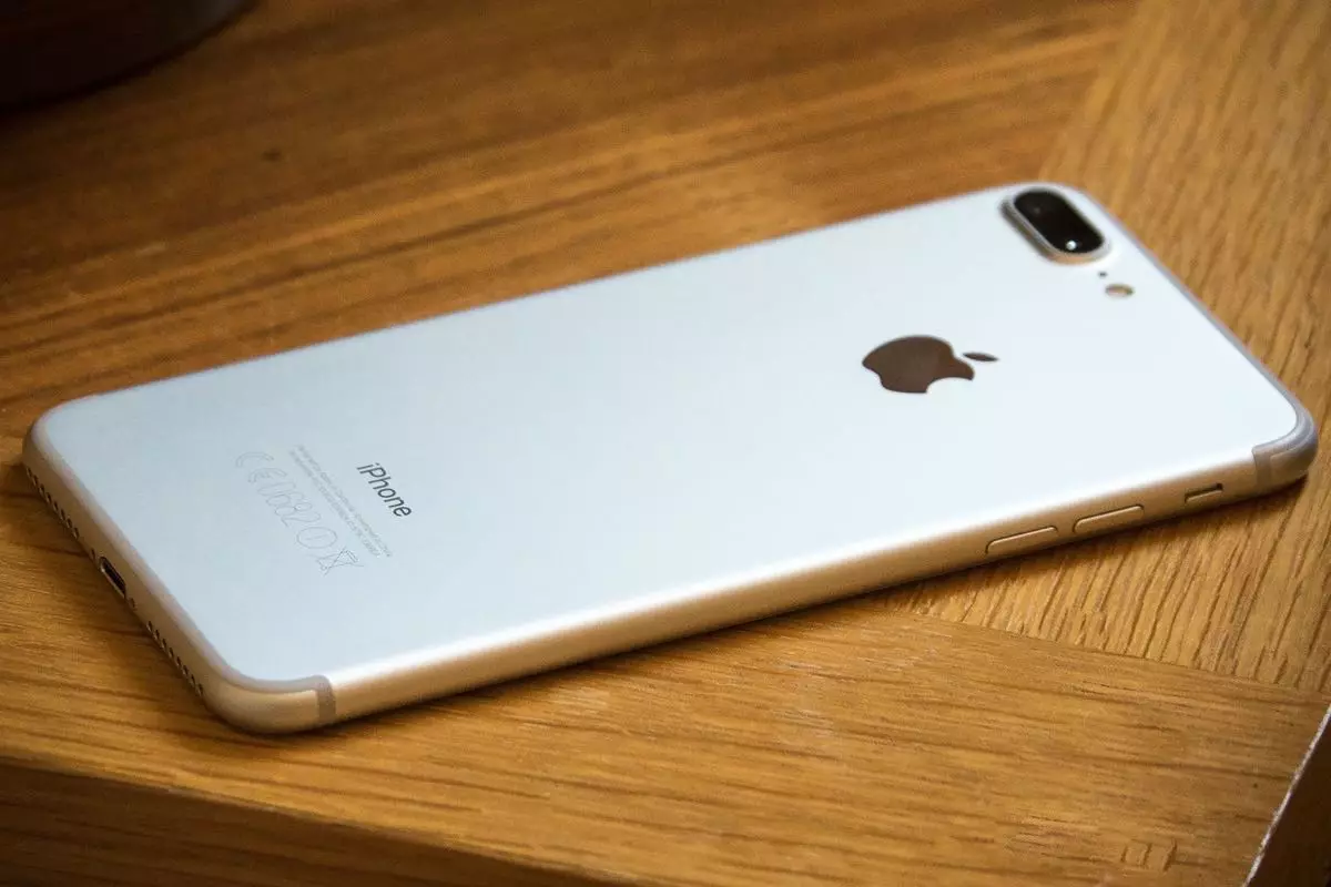 Apple bude prezentovať nový iPhone s 5-palcovým displejom a dvojitým vertikálnym fotoaparátom v roku 2017