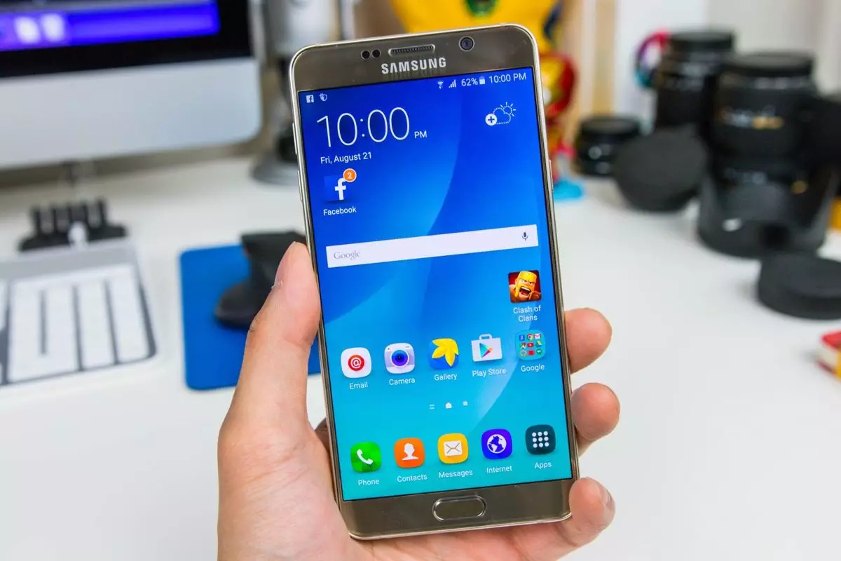 Kupi Samsung Galaxy Opomba 5 je postal možen za 500 $ zaradi neuspeha novega modela