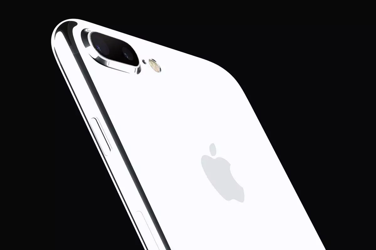 iPhone 7 un iPhone 7 plus krāsā Jet White parādīja video