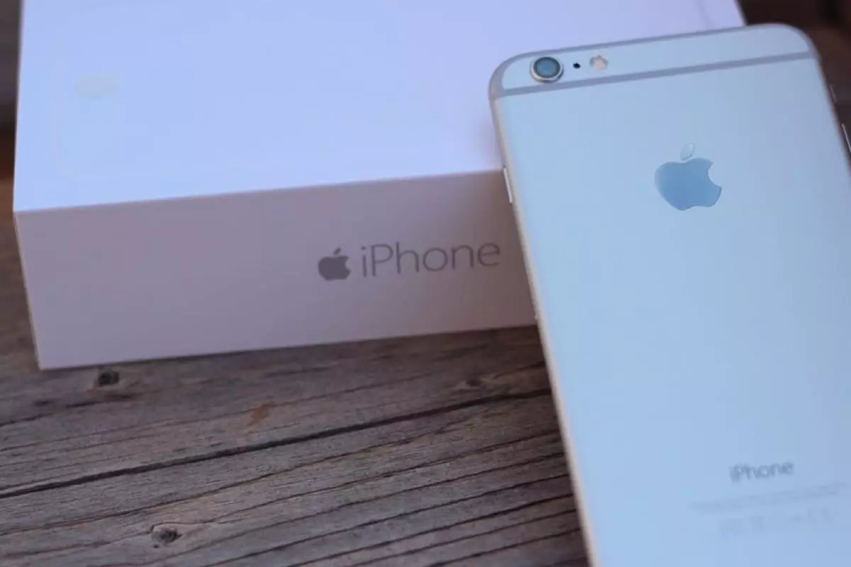 As vendas oficiais do iPhone 6 con 32 GB de memoria interna comezaron en Ucraína