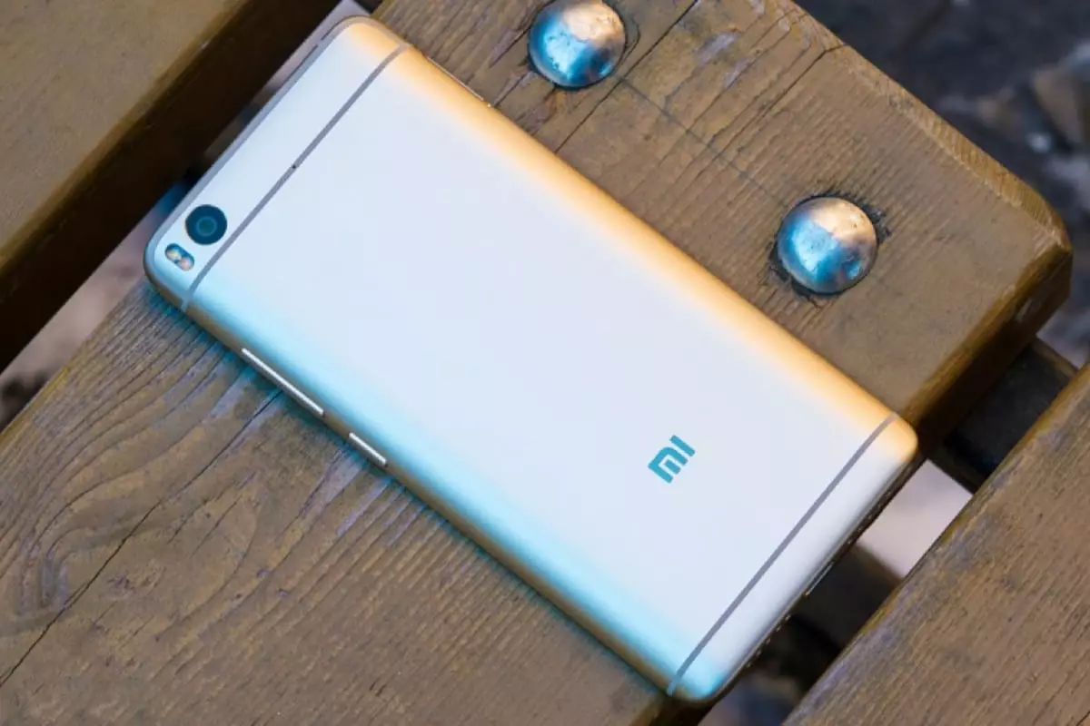 Nihayet! Rusya'daki üst Xiaomi Mi 5'lerinin maliyeti devlet çalışanına düştü. 3289_1