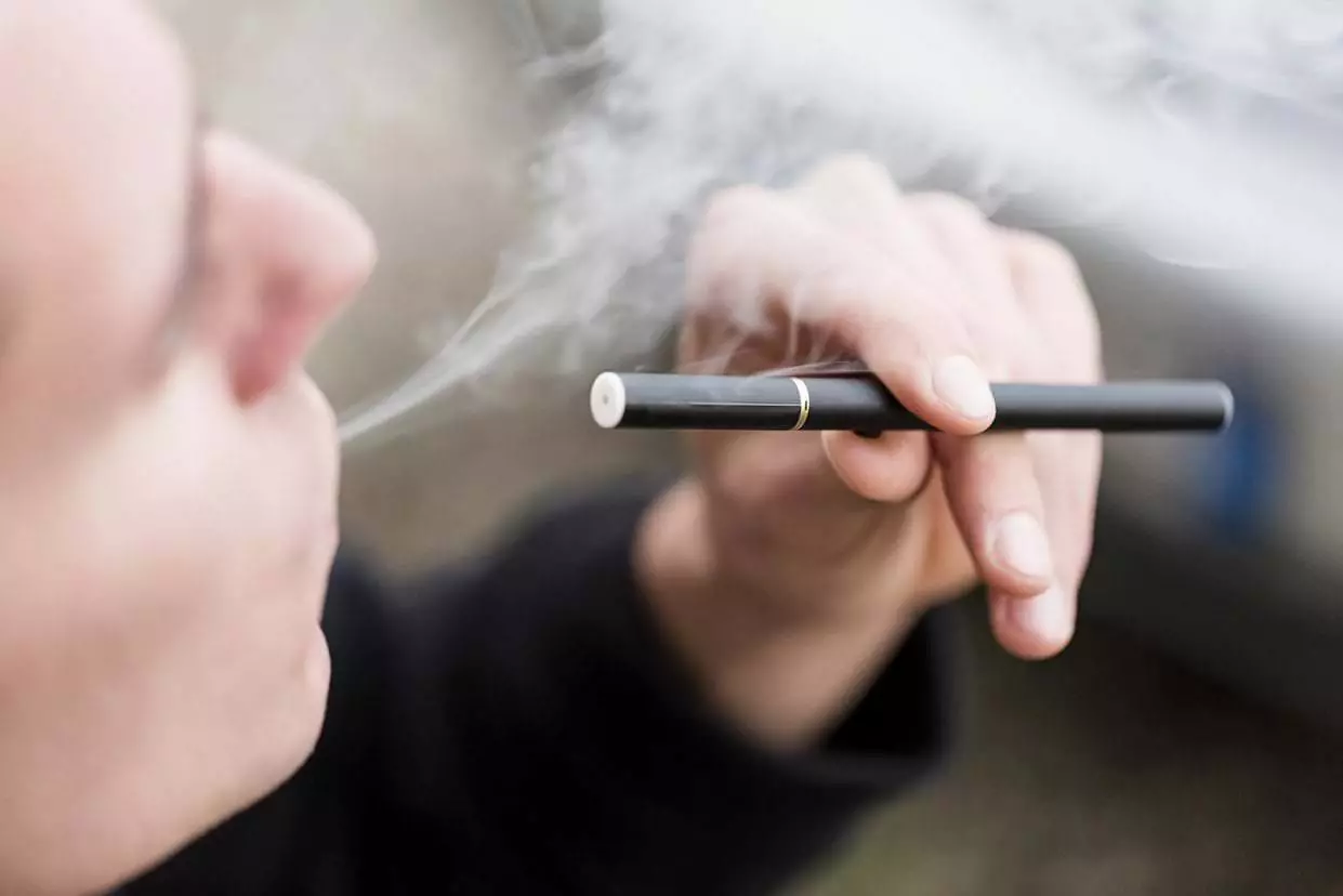 Dari 1 Januari 2020, cukai ke atas rokok elektronik akan muncul di Rusia 33004_1