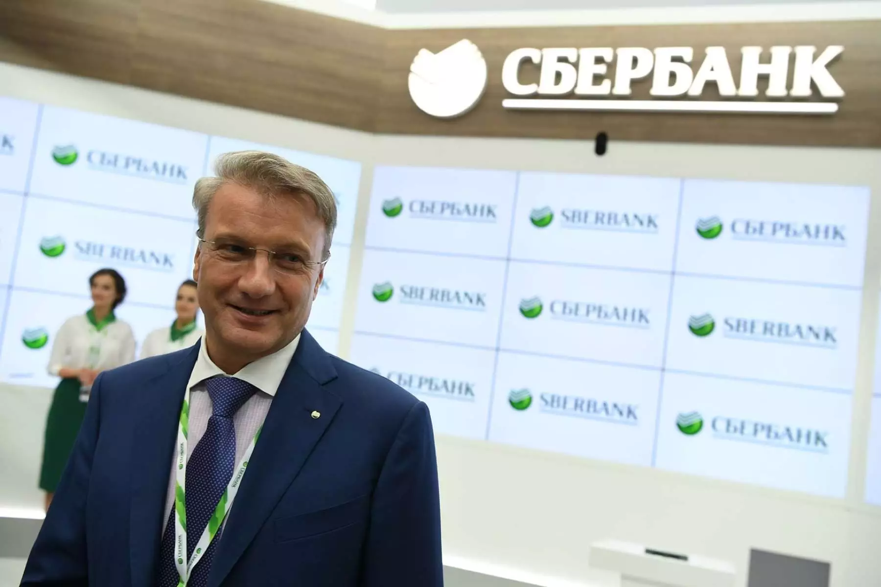 Sberbank parolis pri la estonta defaŭlto, pro kiu mono tuj enmetis kaj brulis 33010_2