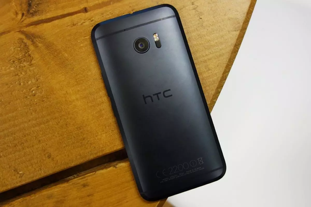 ئامېرىكىدىكى بايراقدار HTC 10 نىڭ تەننەرخى, روسىيە 570 دوللارغا چۈشۈپ قالدى