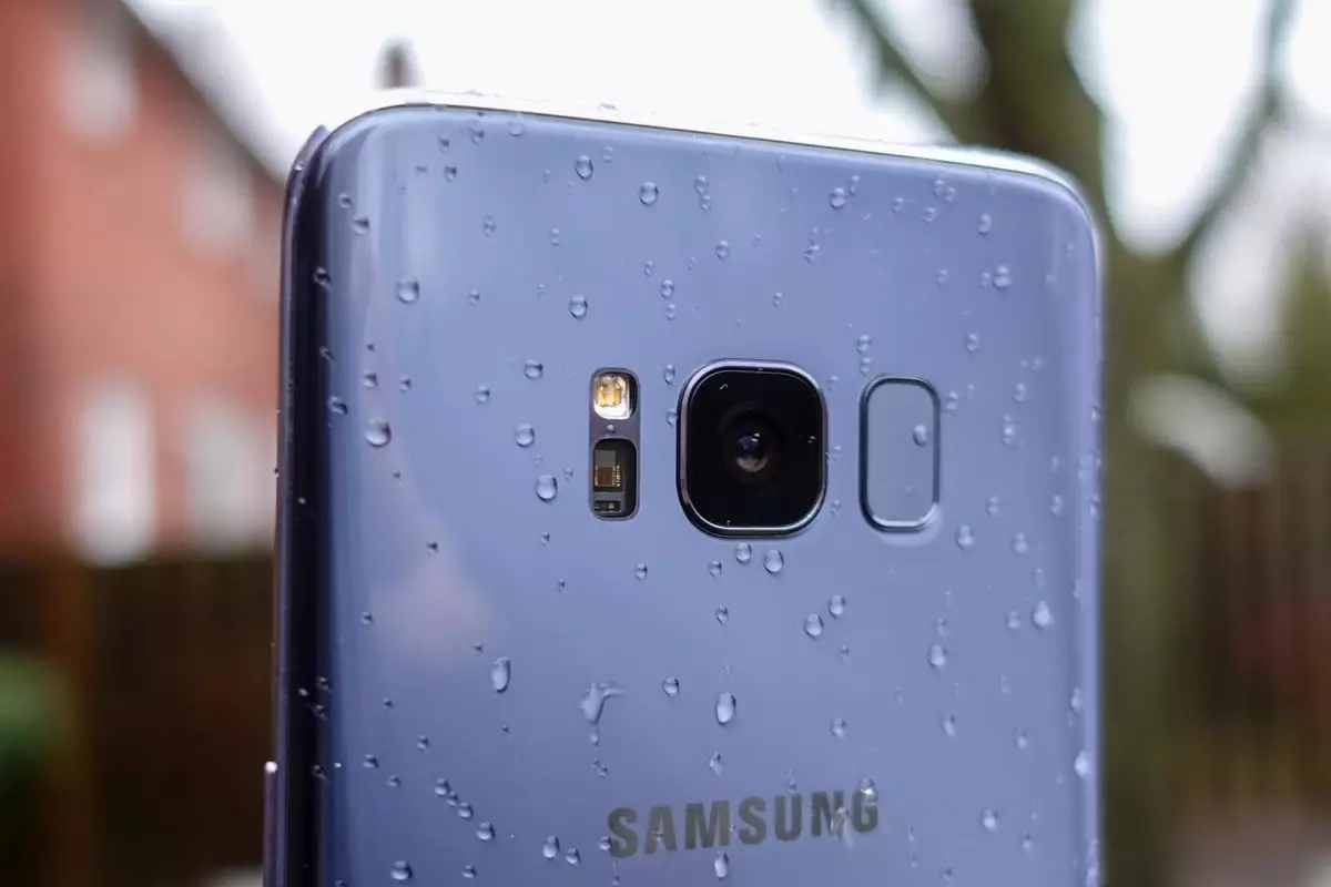 Samsung Galaxy S8 aktif mengejutkan - tidak hanya daya tahan, tetapi juga "besi"