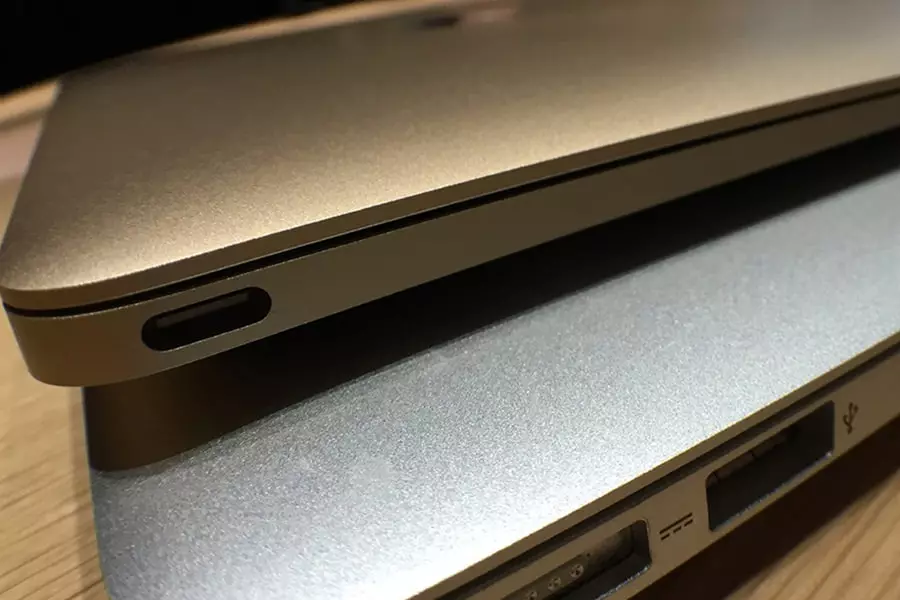 MacBook Air 12 Retina piştgirî dide ku ji bermayên derveyî yên bi USB-C