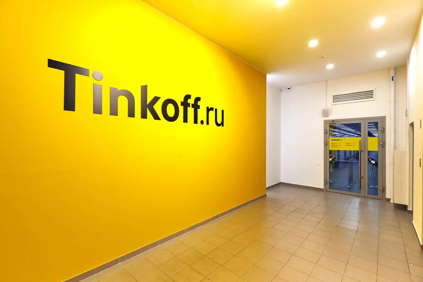 Tinkoff tau tso tawm ib tug anonymous bank card, uas yog muab los ntawm xov tooj 33410_1