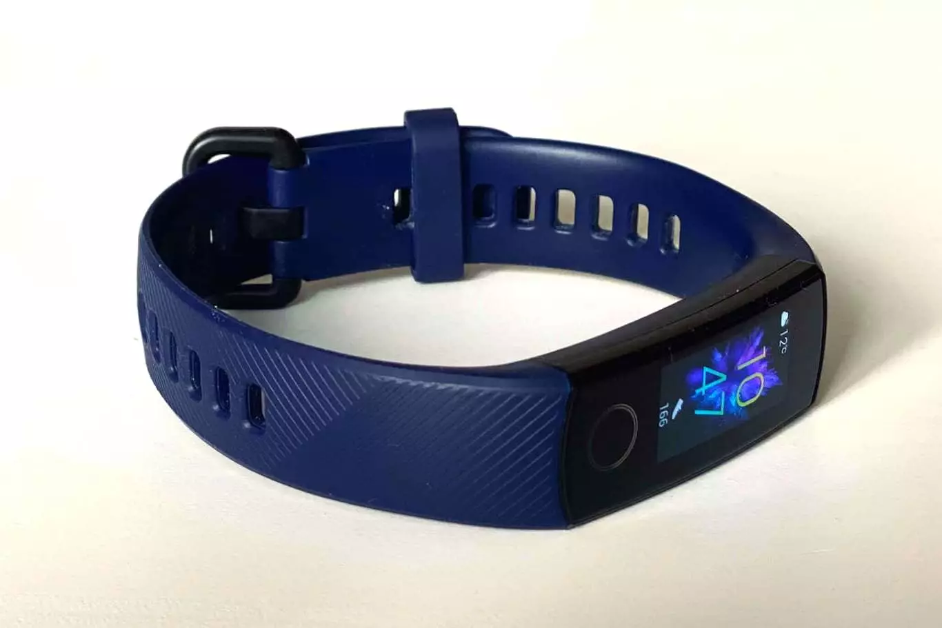 Xiaomi mi band 5 yakabatanidzwa paInternet: Mapikicha uye hunhu 33438_1