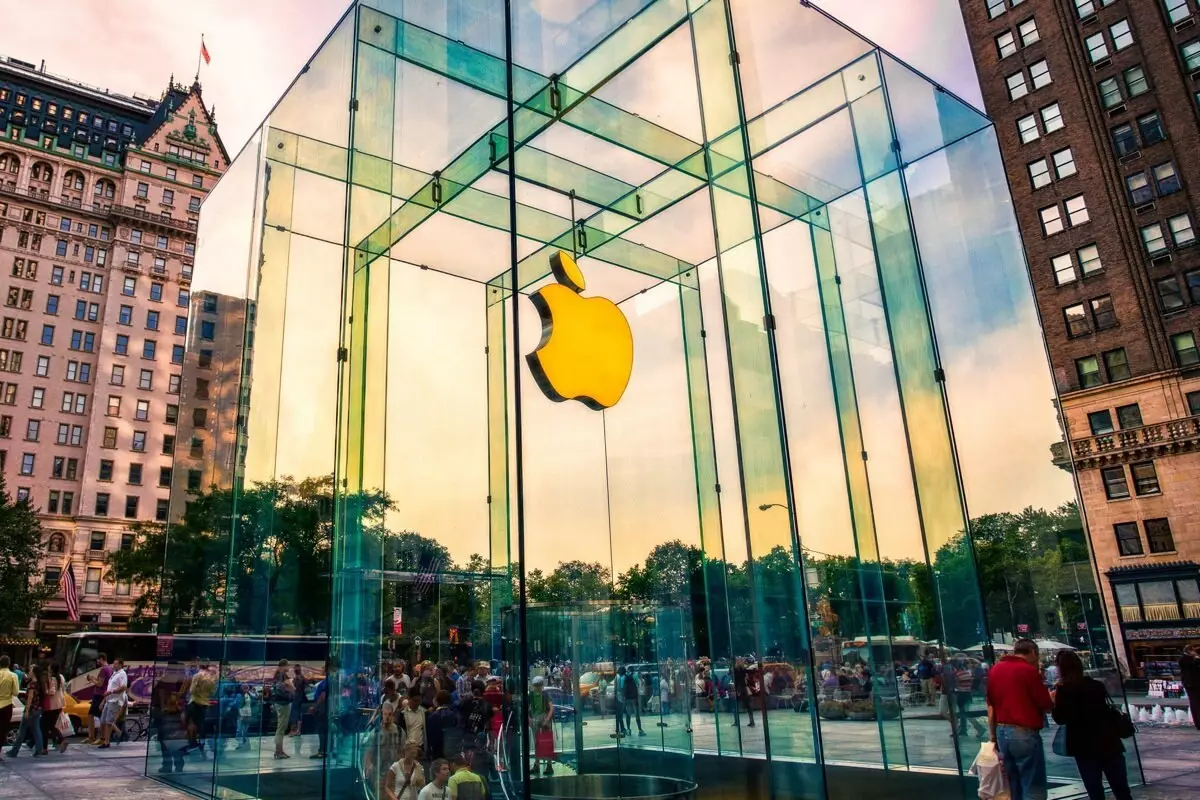 នៅក្នុងហាង Apple Store របស់រុស្ស៊ីត្រូវបានការគាំទ្រមានកាតធនាគារ