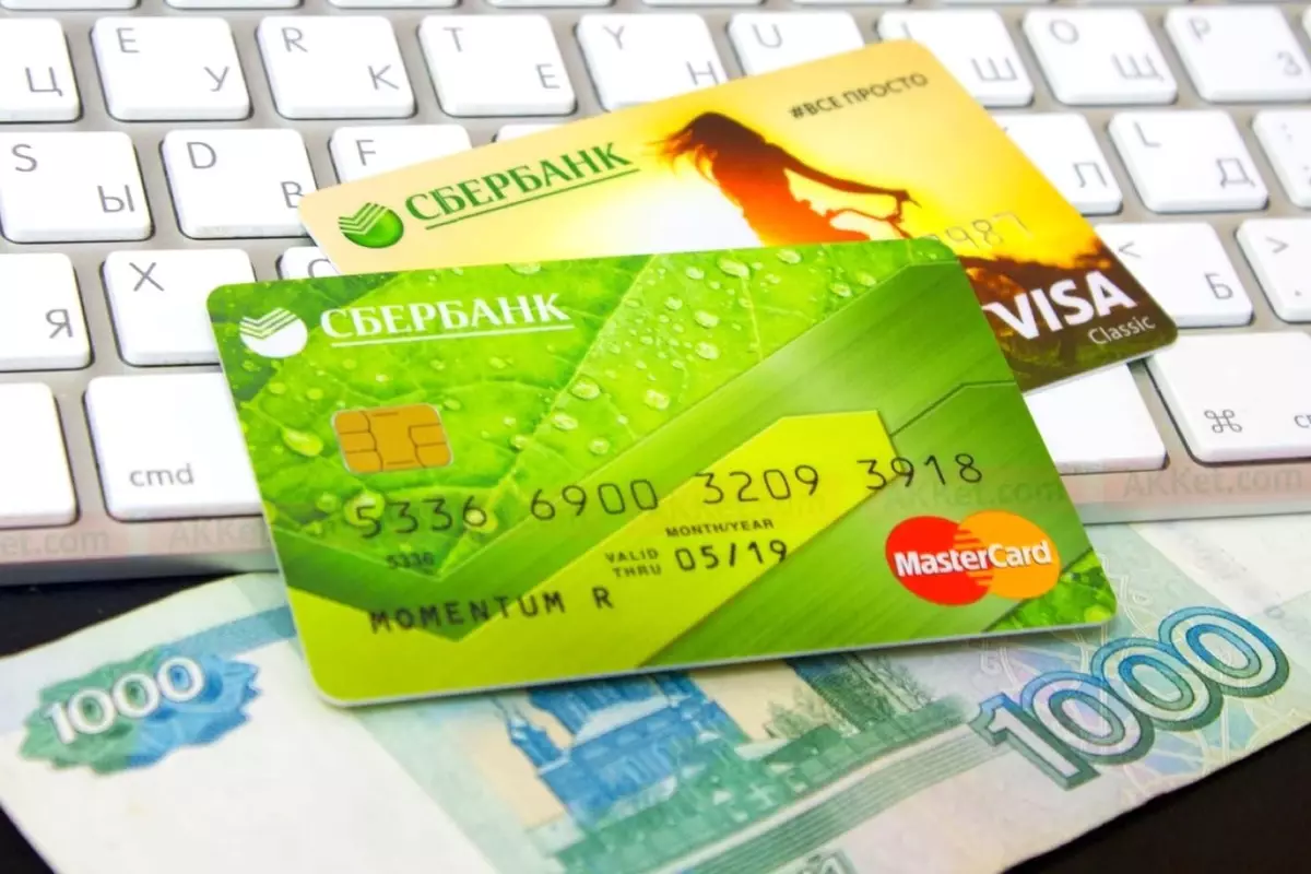 Sberbank het die betaling van 1000 roebels om die eienaars van alle bankkaarte 33582_1