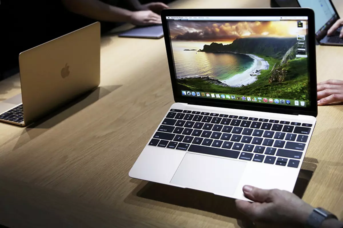 MacBook Air 12 Retina Laptop sa ukázal byť slabší ako obvyklá verzia MacBook Air 13 Polovná 2014