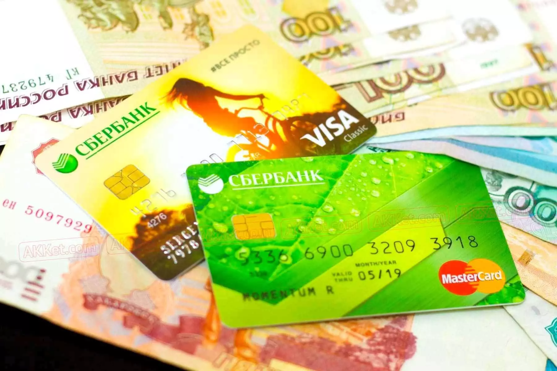 Blokkearje allegear: "Sberbank" blokkeart massaal alle bankkaarten op in rige