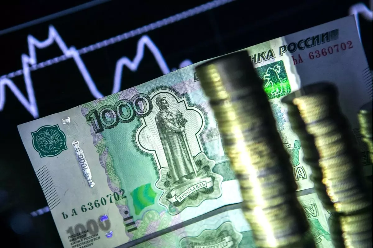 UMphathiswa wezeMali ulumkise abantu baseRussia malunga nokukhula kwedola ukuya kwi-ruble i-ruble 34234_1