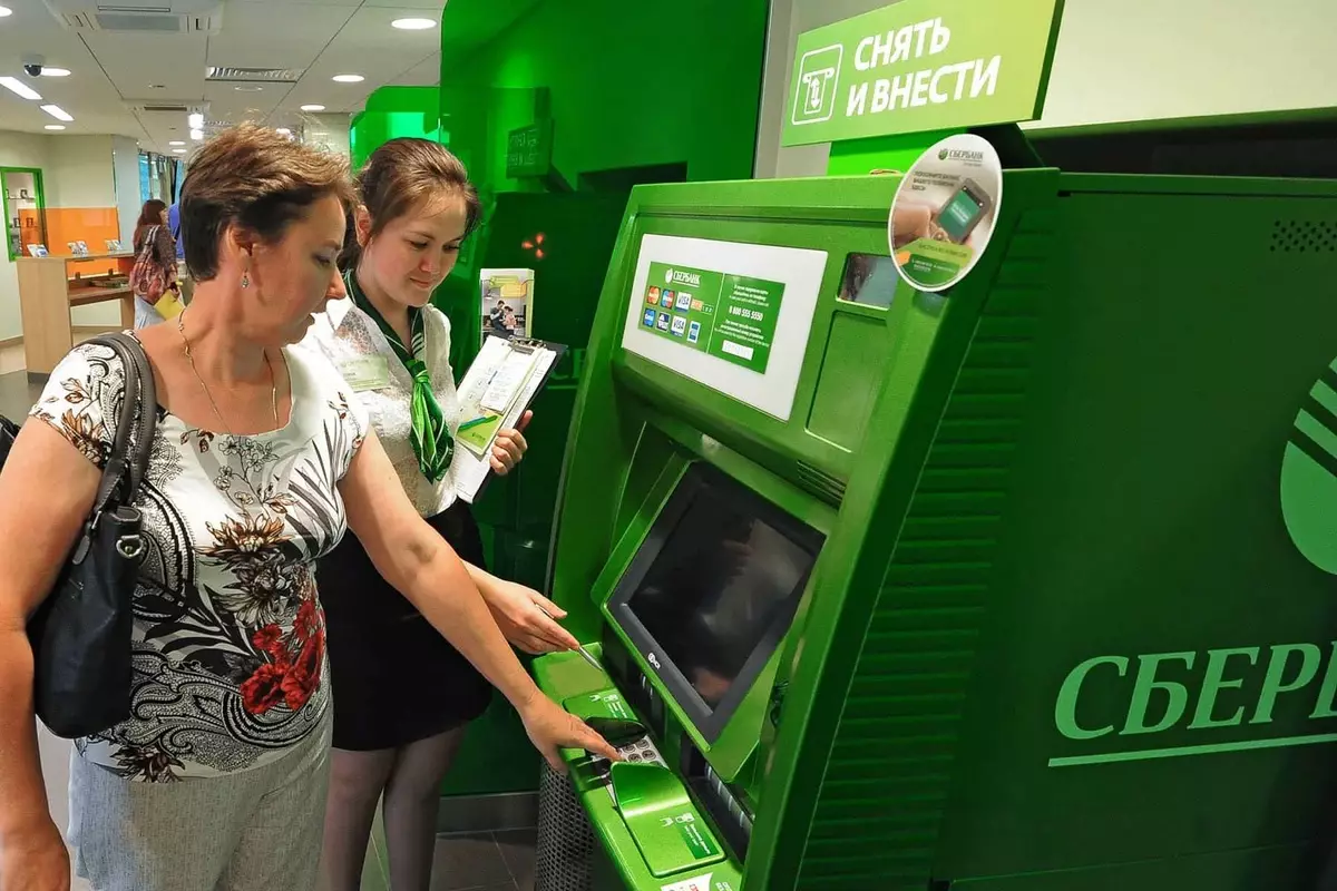 Sberbank verbood eindelijk contant geld met bankkaarten 34271_1