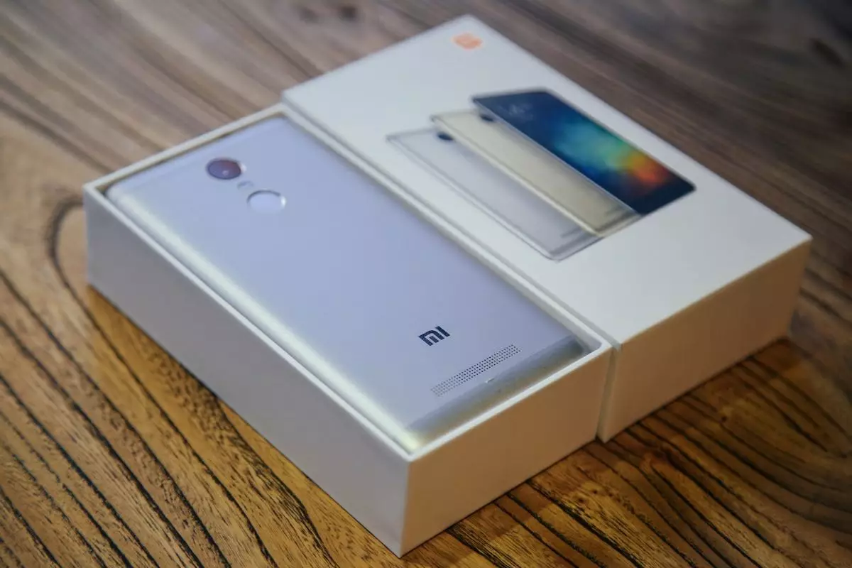 سب سے اوپر لوہے کے ساتھ 4 انچ "قاتل" آئی فون سی کے 4 انچ "قاتل" کے اعلان پر Xiaomi اشارے