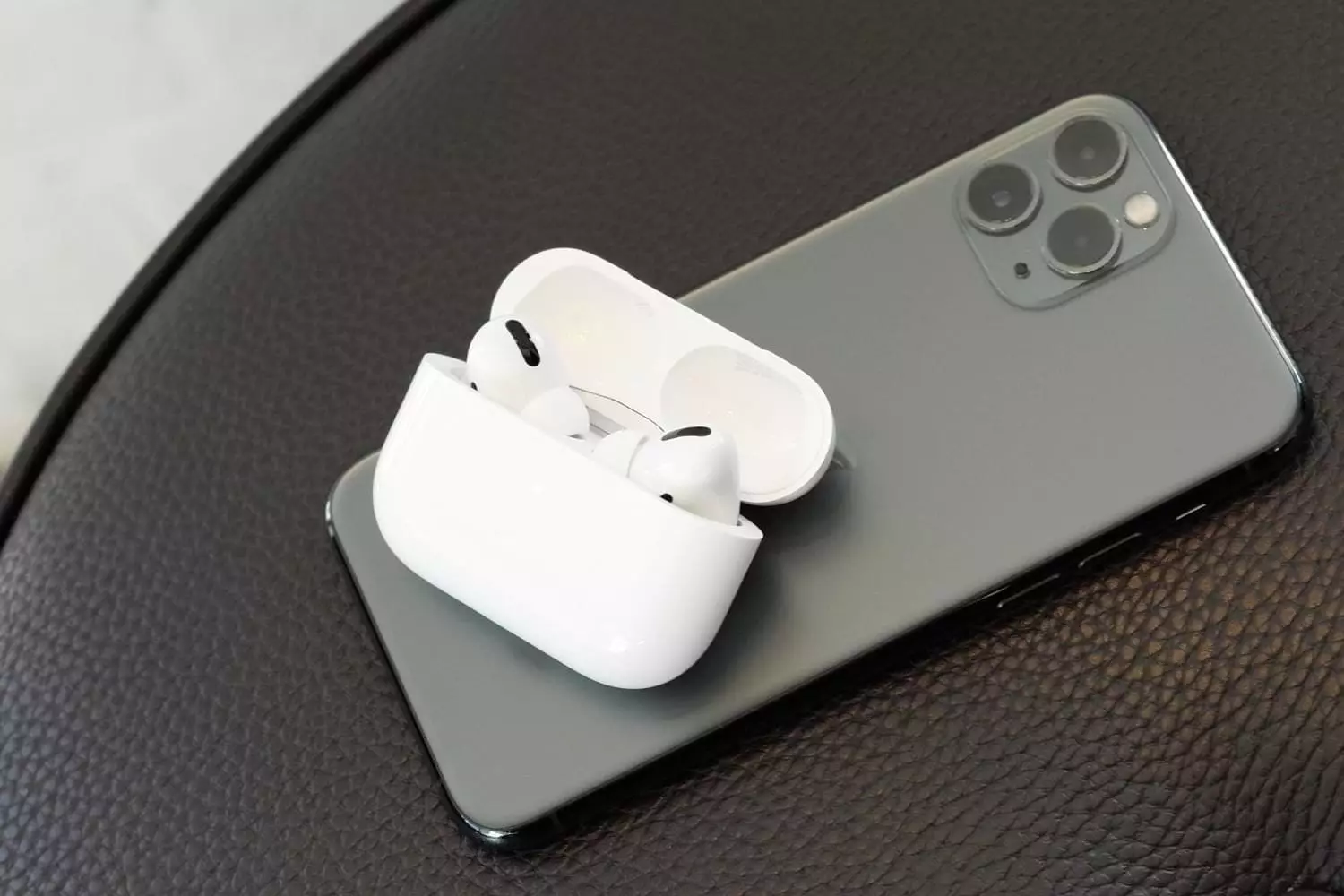 Falsche Airpods erwiesen sich als sehr gefährlich für eine Person. 34345_1