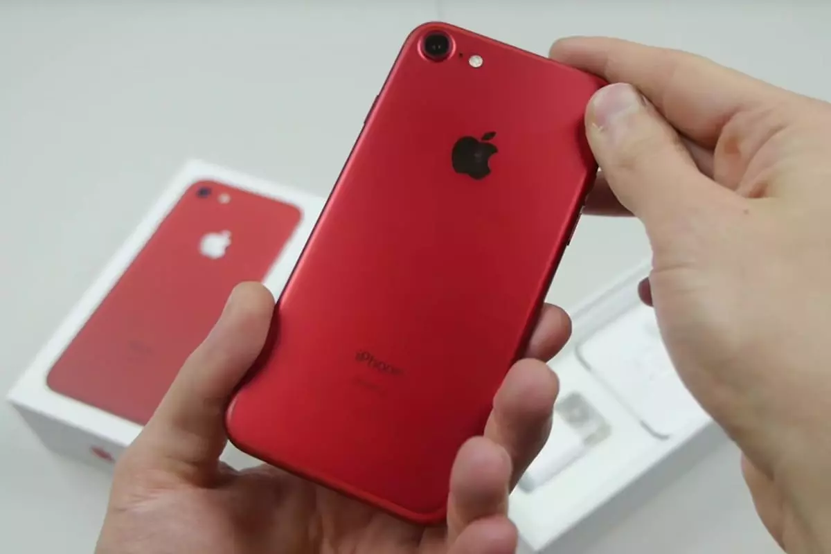 Oheň nespaluje, ve vodě neopustí - červený iPhone 7 dostal ochranu proti ohni
